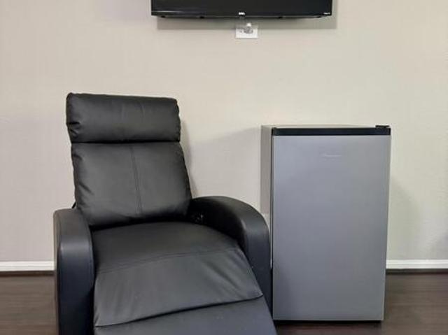 Just Remodeled Spacious, Clean, Comfy, & Convenient w/Fridge, Recliner & Smart TV's in your room!