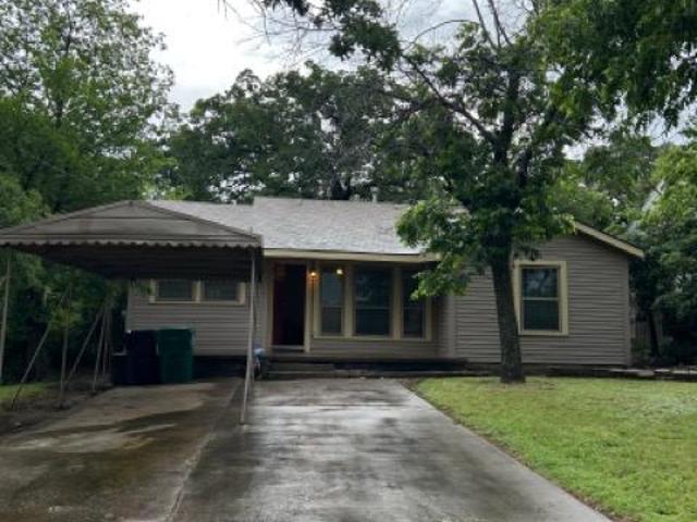 Just steps from UNT. ideal for students and othe