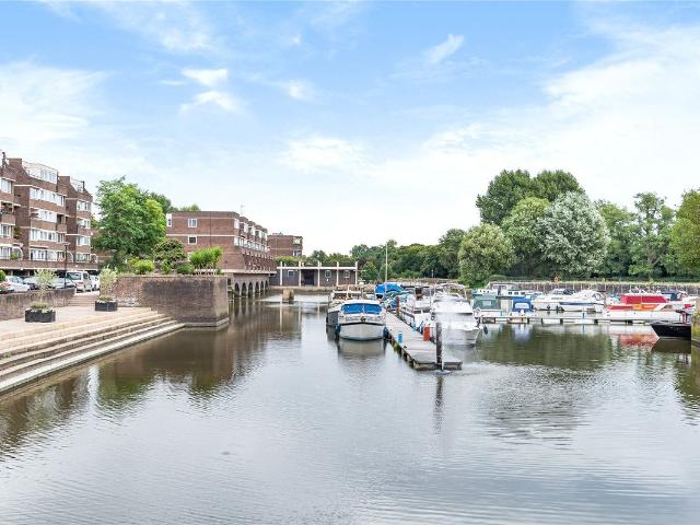 Justin Close, Brentford Dock, Brentford, Greater London TW8, 1 bed flat to rent, £1,600 pcm | PrimeLocation