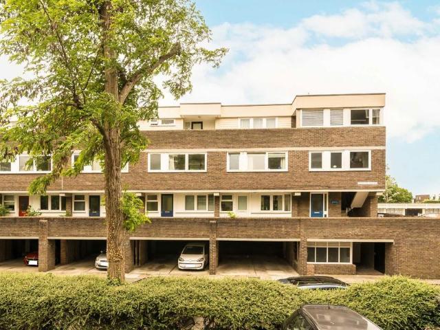 Justin Close, Brentford TW8 2 bed flat to rent £2,200 pcm £508 pw