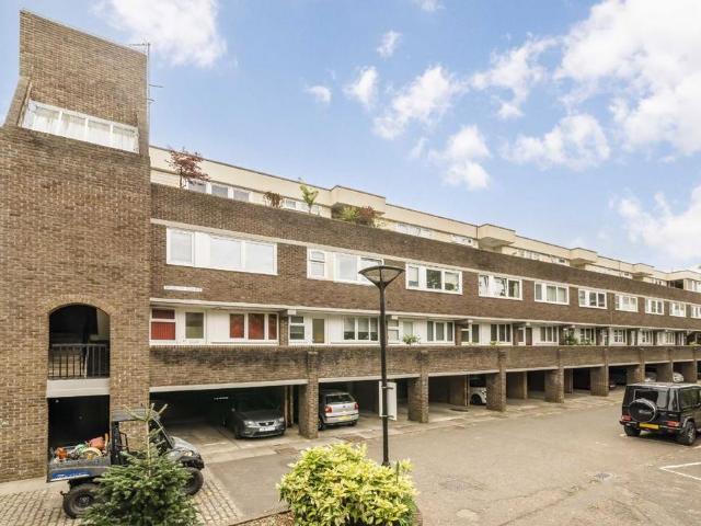 Justin Close, Brentford TW8 2 bed flat to rent £2,200 pcm £508 pw