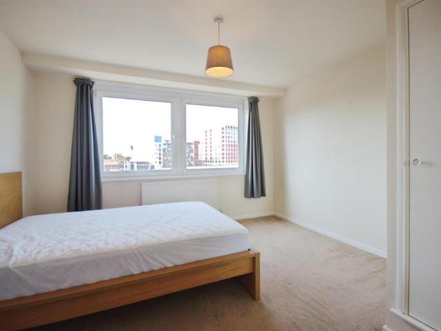 Justin Close, Brentford 2 bed apartment to rent £2,150 pcm £496 pw