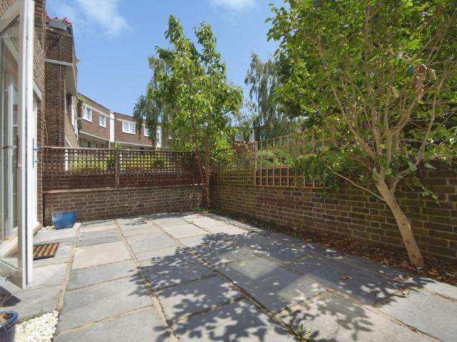 Justin Close, Brentford 2 bed apartment to rent £2,400 pcm £554 pw
