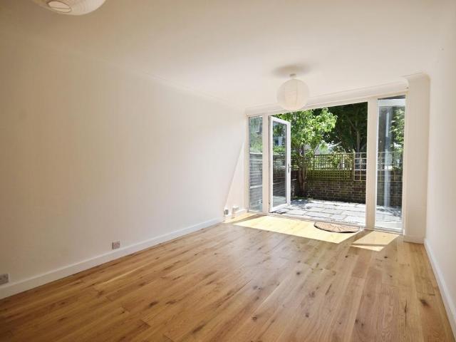Justin Close, Brentford 2 bed apartment to rent £2,450 pcm £565 pw