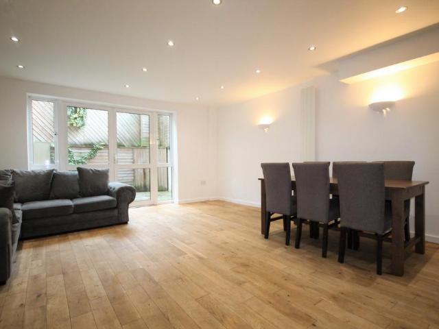 Kamen Court, Royal College Street. 3 bed maisonette to rent £4,100 pcm £946 pw