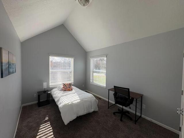 Kansas City Townhouse with Dining area. Homey & comfortable