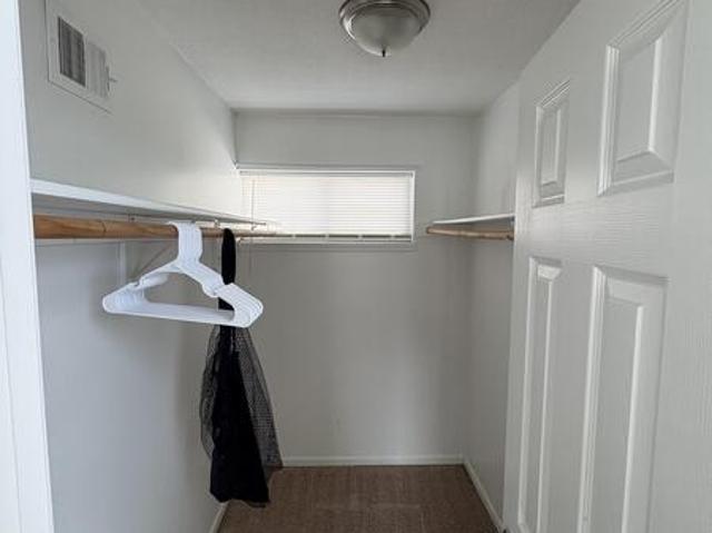 Kansas City Townhouse with Dining area. Homey & comfortable