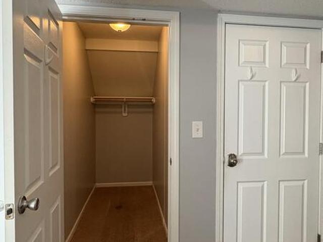 Kansas City Townhouse with Dining area. Homey & comfortable