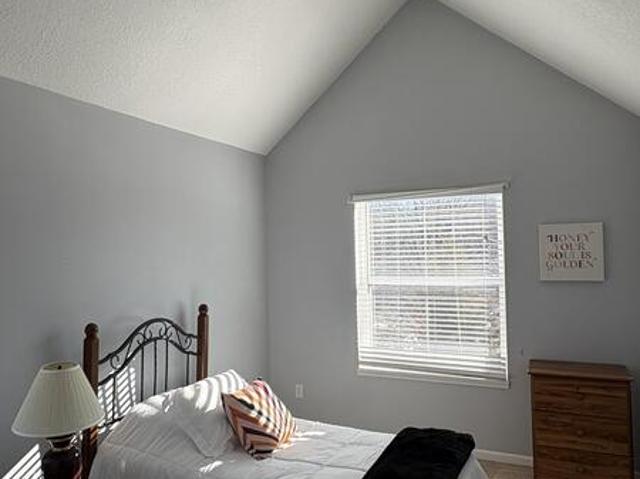 Kansas City Townhouse with Dining area. Homey & comfortable