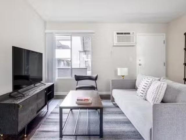 Kaitlin Court, 1340 N Poinsettia Pl, Hollywood 1 Bedroom 1.