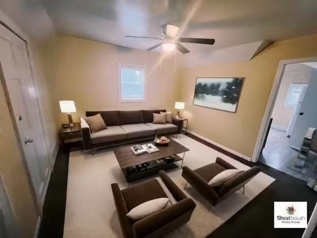 Kalamazoo, MI 2 Bedroom / 1 Bath $850.00 Available August.