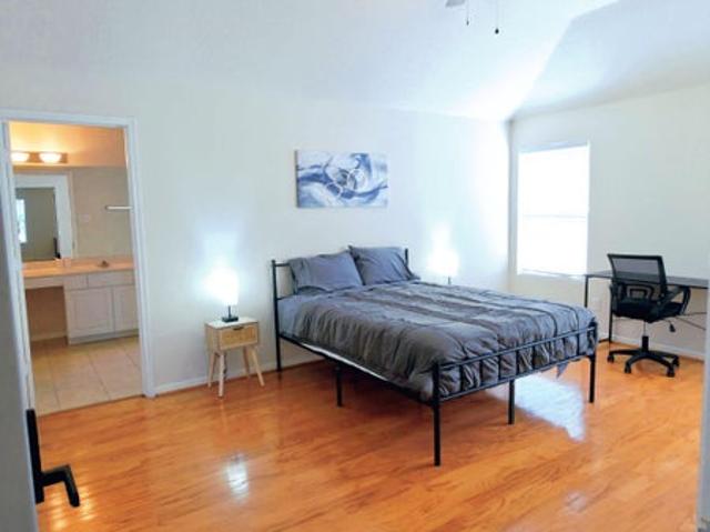 Katy Prime Location with private baths next to al