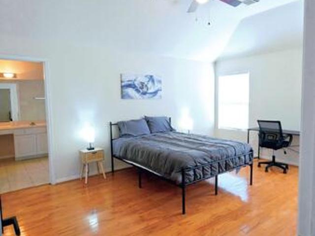 Katy Prime Location with private baths next to all major shopping, Amazon Warehouse and Med Center!