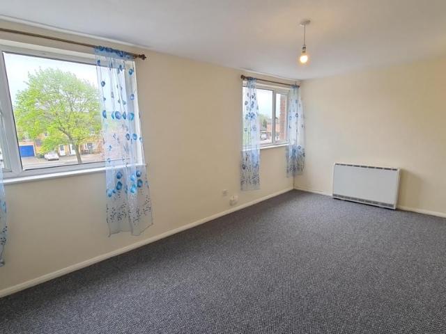 Katherine Drive, Dunstable, LU5 3 bed flat to rent £1,175 pcm £271 pw