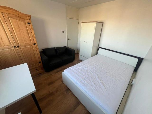 Katherine Road, London E6, Room to rent, £725 pcm | PrimeLocation
