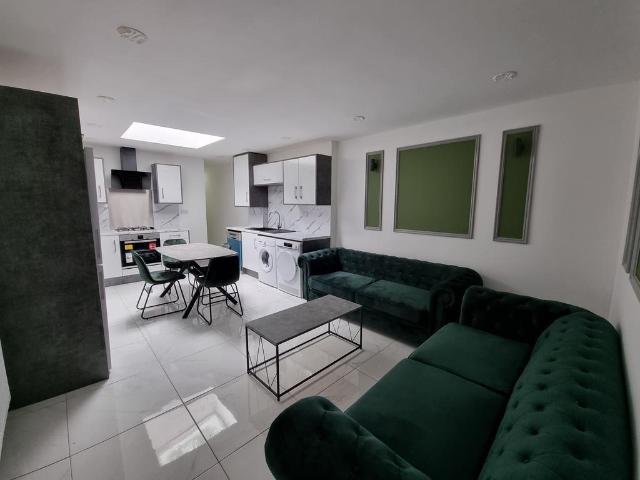 Katie Road, Birmingham B29 6 bed detached house to rent £3,510 pcm £810 pw