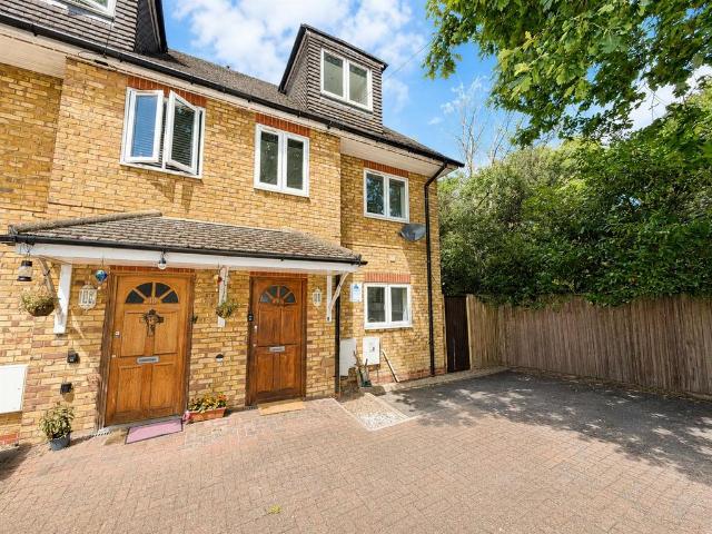 Kavan Gardens, Cranford TW5 5 bed end of terrace house to rent £3,200 pcm £738 pw