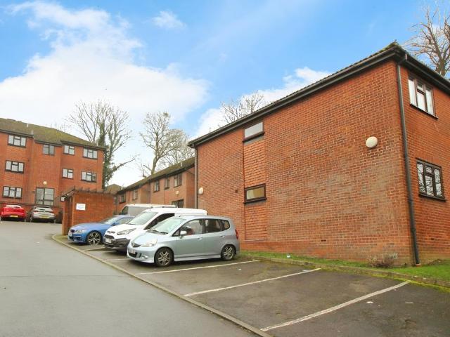 Kaybridge Close, High Wycombe, HP13 2 bed flat to rent £1,295 pcm £299 pw
