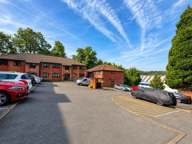 Kaybridge Close HP13, 2 bed flat to rent, £1,350 pcm | PrimeLocation