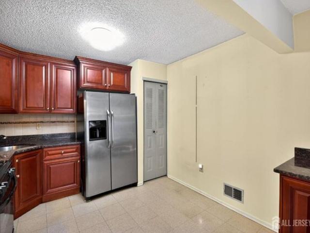 Kempsey Dr, North Brunswick, Condo For Sale