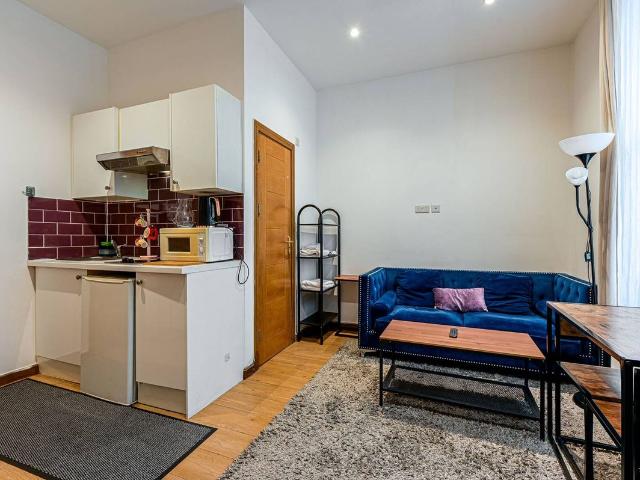 Kempsford Gardens, Earls Court, London SW5, 1 bed flat to rent, £3,684 pcm | PrimeLocation