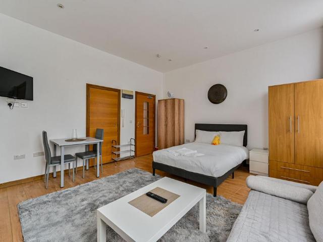 Kempsford Gardens, Earls Court. Studio to rent £3,684 pcm £850 pw