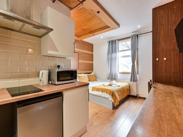 Kempsford Gardens, London, SW5 9LA. Studio to rent £3,684 pcm £850 pw