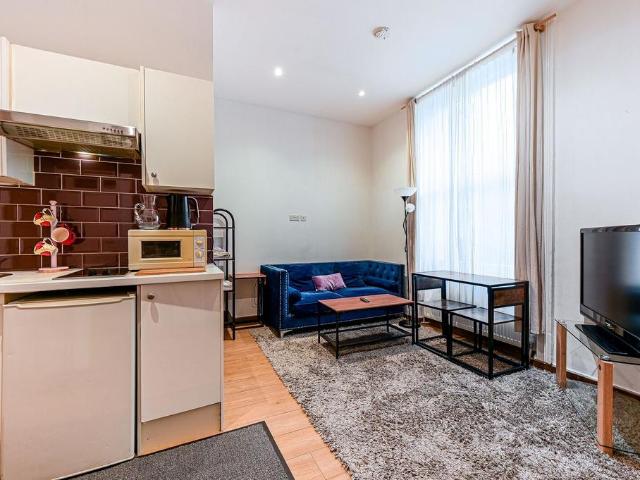 Kempsford Gardens, SW5 9LA, Earls. 1 bed flat to rent £3,684 pcm £850 pw