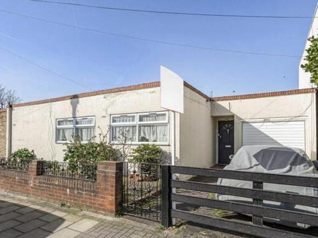 Kempshott Road, London, 3 Bedroom End