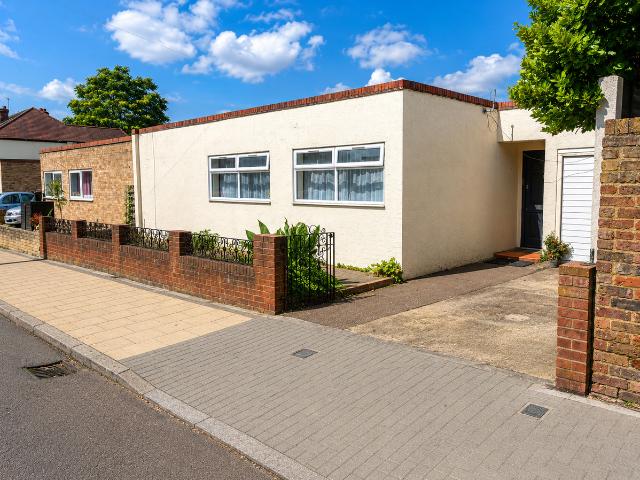 Kempshott Road, London SW16, 3 bed bungalow to rent, £3,000 pcm | PrimeLocation