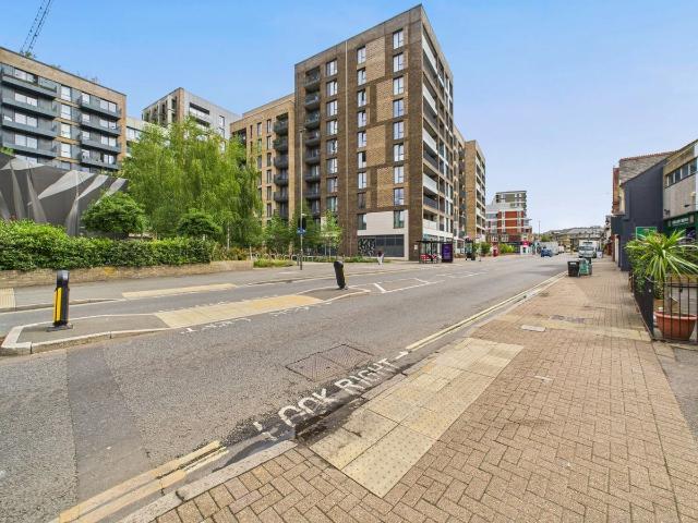 Kempton House, London Square, 122 High Street TW18, 1 bed flat to rent, £1,600 pcm | PrimeLocation