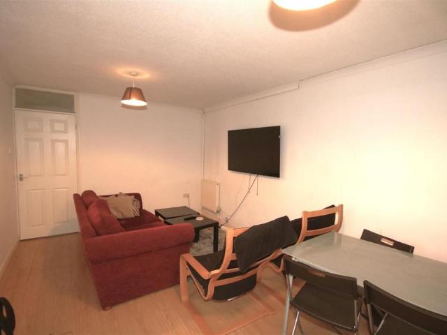 Kemsing Gardens STUDENT. 5 bed semi detached bungalow to rent £1,975 pcm £456 pw