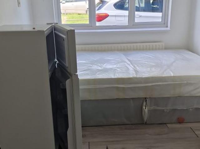 Kent Close, Mitcham CR4, Studio to rent, £1,200 pcm | PrimeLocation