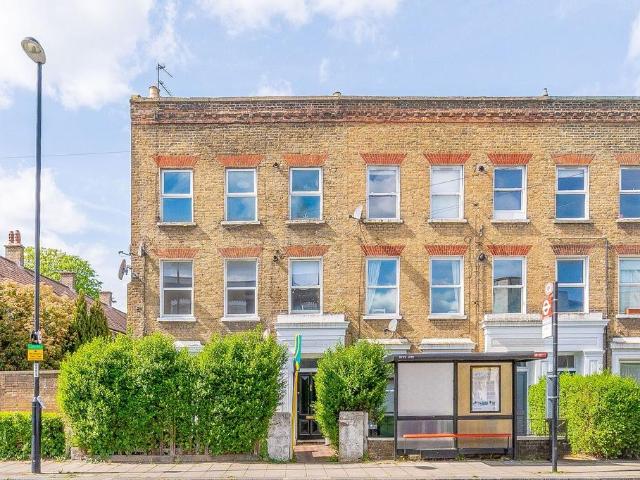 Kent House Road, New Beckenham. 2 bed flat to rent £2,500 pcm £577 pw