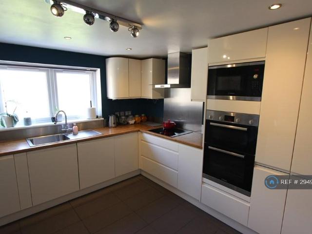Kent Way, Maidenhead, SL6 3 bed semi detached house to rent £2,390 pcm £552 pw