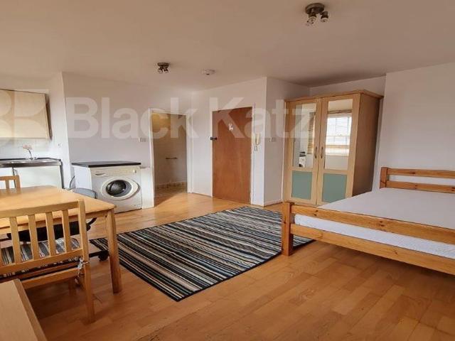 Kentish Town Road, Kentish Town NW1, Studio to rent, £1,300 pcm | PrimeLocation
