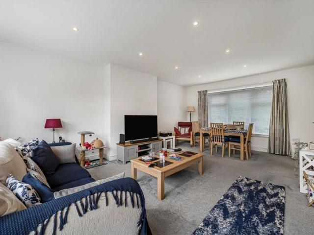 Kenton Avenue, TW16, London
