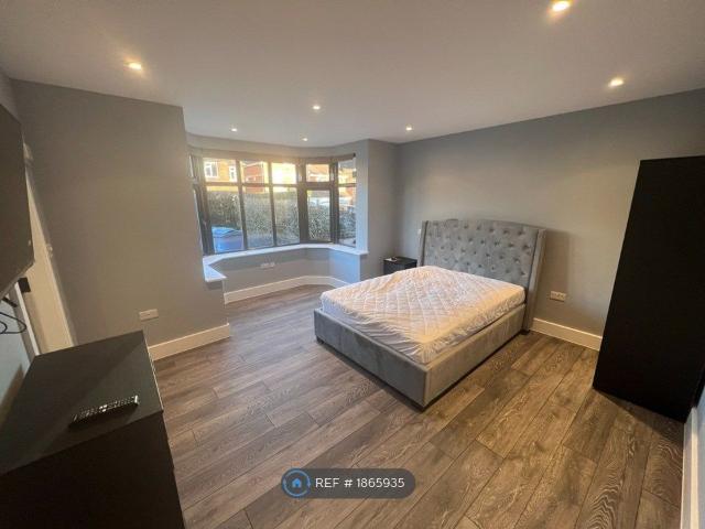 Kenton Lane, Harrow HA3, Room to rent, £1,100 pcm | PrimeLocation