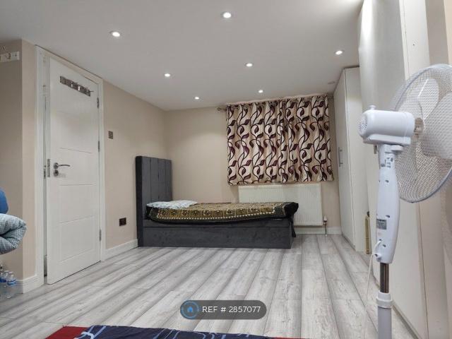 Kenton Lane, Harrow HA3, Room to rent, £1,200 pcm | PrimeLocation