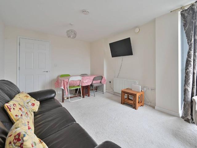 Kenton Lane, Harrow HA3, 2 bed flat to rent, £3,000 pcm | PrimeLocation