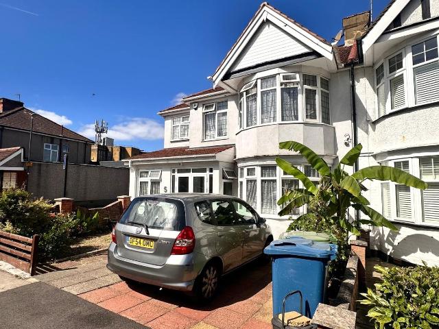 Kenton Park Avenue, Queensbury, Harrow HA3, Studio to rent, £1,100 pcm | PrimeLocation