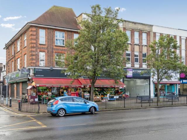 Kenton Road, Harrow 2 bed flat to rent £1,700 pcm £392 pw