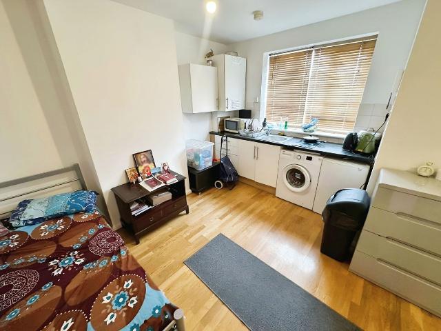 Kenton Road, Harrow HA3, Studio to rent, £1,100 pcm | PrimeLocation