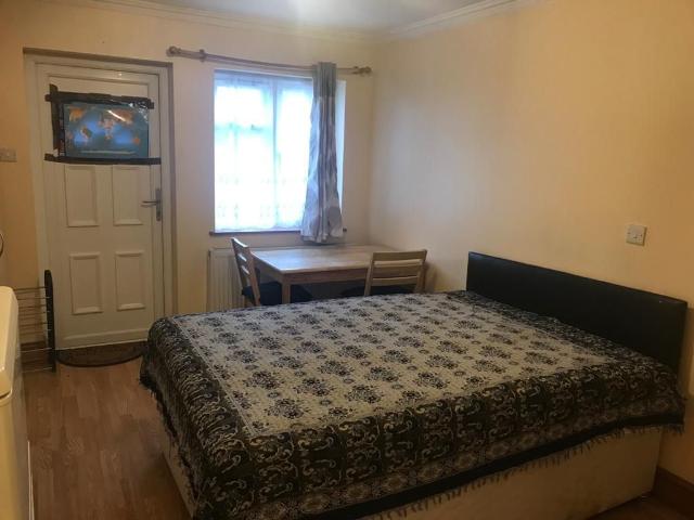Kenton Road, Harrow HA3, Studio to rent, £1,100 pcm | PrimeLocation