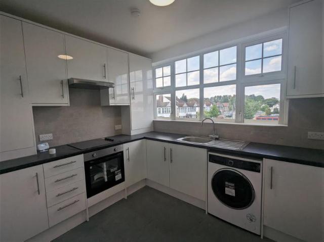 Kenton Road, Kenton 2 bed flat to rent £1,850 pcm £427 pw