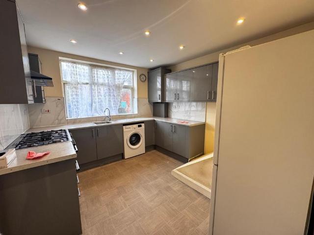 Kenton Road, Kenton, HA3 4 bed flat to rent £3,397 pcm £784 pw