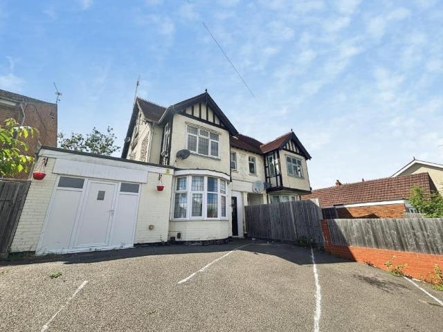 Kentwood Hill, Tilehurst RG31, Studio to rent, £850 pcm | PrimeLocation