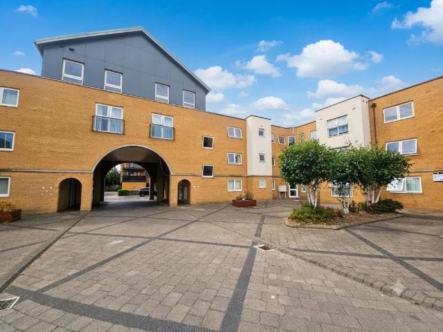 Kenway, Southend on sea, Southend on. 1 bed flat to rent £1,000 pcm £231 pw