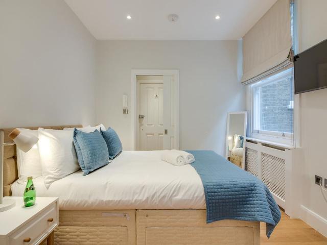 Kenway Road, Earls Court SW5, Studio to rent, £1,400 pcm | PrimeLocation