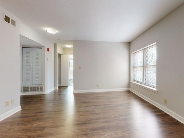 Kenwood Studio Apartment for Rent at 615 E Armour Blvd, Kansas City, MO 64109 Central Hyde Park